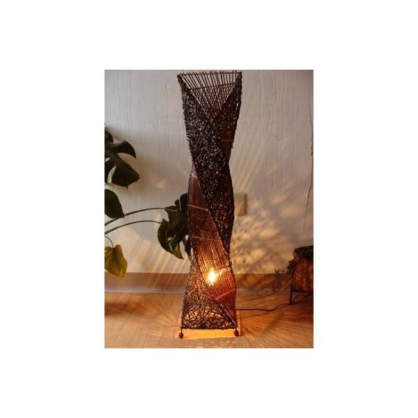 【外寸】・幅24cm・奥行24cm・高さ104cm【素材】・アタ・ラタン・アイアン・電球・ソケット付きです 人気のトルネードネジレ型ランプのLサイズです！人気のバンブートルネードと同じくランプ上部に花台を設置しておりますので、お気に入りの観...