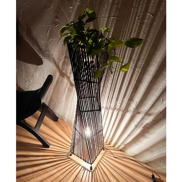 【サイズ】・幅20cm・奥行20cm・高さ100cm　【材質】バンブー★電球・ソケット付き！！！ランプの上の部分が花台になっててとっても素敵です。ランプとお花や観葉植物がバッチリ合います。