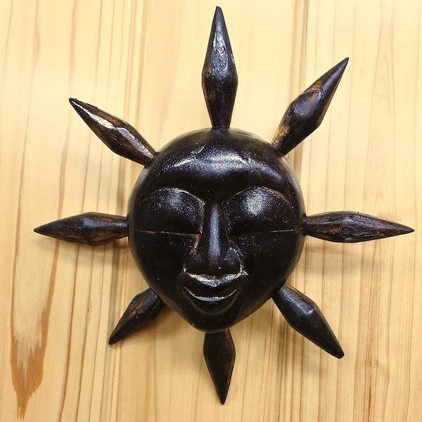 【サイズ】全体サイズ：幅２５cm×奥行７cm×高さ２５cm【素材】アカシア天然木※背面に壁掛け用の金具が設置されておりますので簡単に壁掛け可能です！【コメント】大人気のにっこり太陽さん！！見てるだけで、癒されるお顔！お部屋の壁をきっと笑顔に...