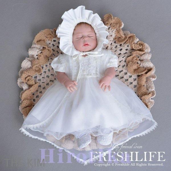 商品詳細カラー：白　素材：ポリエステル 綿サイズ ：3M/6M/12M/18M/24M生産国：中国※セット内容 ：ドレス?ボレロ?帽子※裏地：あり※背中側にファスナー付き花柄刺繍やオーガンジーの透け感がかわいいベビードレス。身頃にレースとパ...