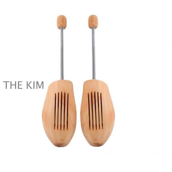 脱いだままの靴、雨に濡れた靴をそのままにしておくと形が崩れる原因にもなります。スプリングタイプのフリーサイズの紳士靴用シューキーパーです。カカト部分のパーツの形状を曲面にしましたので靴のカカト部分を傷めにくくなっています。シューキーパー入門...