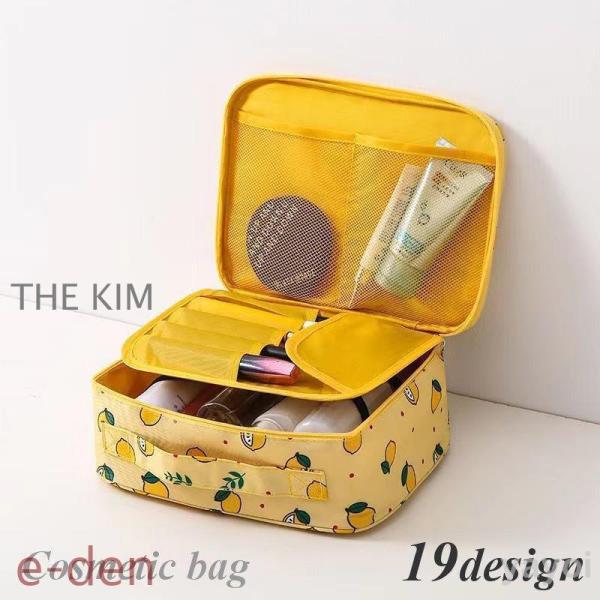 普段使いや旅行などにぴったり！おしゃれなデザインのバニティ型化粧ポーチです。仕切りやポケット付きで、スキンケア用品とメイク道具の入れ分けも簡単◎大きく開くファスナータイプで、旅行の必須アイテムになること間違いなし♪【サイズについて】画像をご...