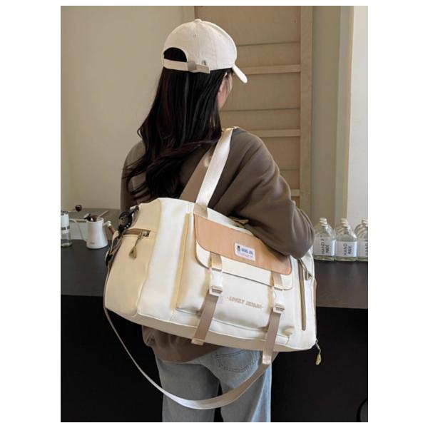 ■品名:スポーツトートバッグ     ■素材（外側）:オックスフォード   ■素材（内側）:ポリエステル  ■サイズ(約):横43cm、縦266cm、マチ23cm■開閉式：ファスナー式■ショルダーベルト：付属します【乾湿分離】収納スペースは...