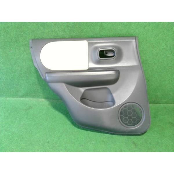 **** 商品説明を必ずご確認ください ****部品管理番号：000064064113450メーカー純正品番：83740-85K00-FMB部品名：左Rドアトリムメーカー代替品番：83740-85K02-FMB部品区分：リサイクル品車名：ラ...