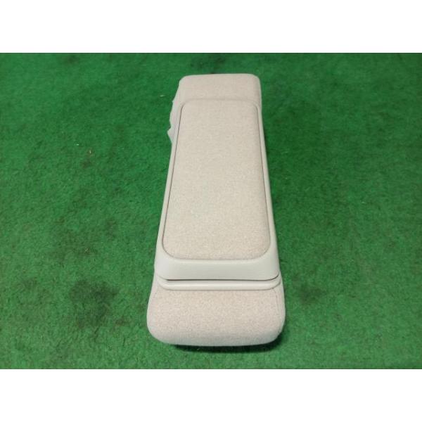 **** 商品説明を必ずご確認ください ****部品管理番号：000064429070460メーカー純正品番：72810-B2820-E1部品名：アームレスト部品区分：リサイクル品車名：キャスト車両タイプ名：5ドアハッチバック通称型式：LA...