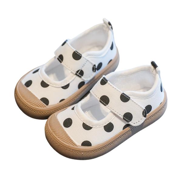 [安全なつま先キャップ] 子供の足の健やかな発育の為に作ったシューズ。こどもの足形にフィットさせるように設計されたつま先部分は足指の自由な運動を引き出し、ゆったりで圧迫感を感じず、足の健やかな発育をサポートします。大切なお子様やお孫さまへの...