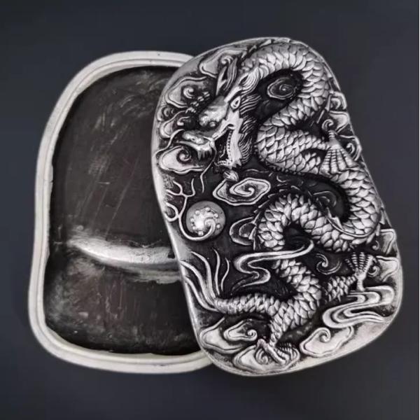 素材: 銅 / サイズ: 13cm×8.5cm / テーマ: 動物 / 原産地: 中国本土 / 重量: 記載なし / 仕様: 単一の龍紋彫刻 / 用途: 書道用インクストーン / 注意: 手作業による彫刻のため、模様の出方に個体差があります...
