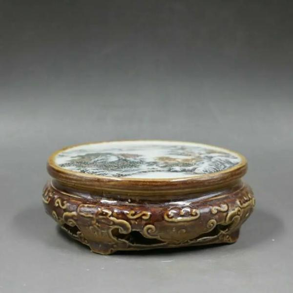 素材: 陶器・エナメル / サイズ: 高さ約4.6cm 幅約11.8cm / 重量: 記載なし / 製造地: 中国本土 / 用途: 花器・飾り台 / 個体差: 手描きのため、模様の出方に個体差があります