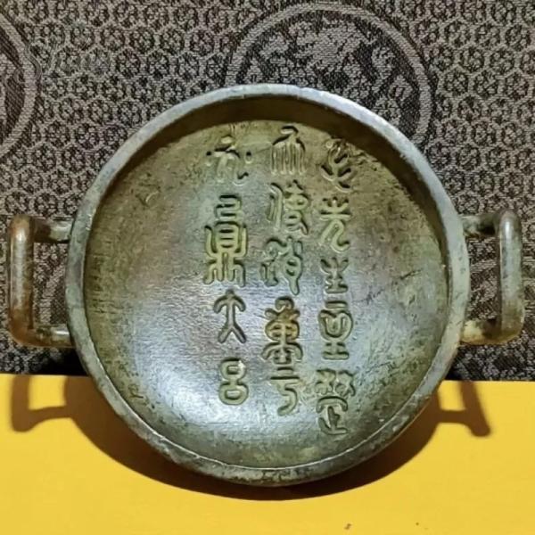 素材: 銅 / 製造地: 中国本土 / タイプ: 据え置き型 / 形状: 円形 / 用途: ペン置き・インクトレイ / 重量: 記載なし / 表面処理: 未塗装（自然な銅色） / 注意: 銅は空気と水分に反応し、時間が経つと緑青（ pati...