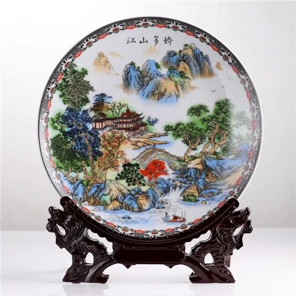 種類: dragon hook plate素材: 陶器・釉薬 / 台座素材: 木材 / サイズ: 直径25cm / セット内容: 陶器盤1枚、木製台座1個 / 原産地: 中国本土 / 重量: 記載なし / 装飾: 手描き風山水模様 / 用途...