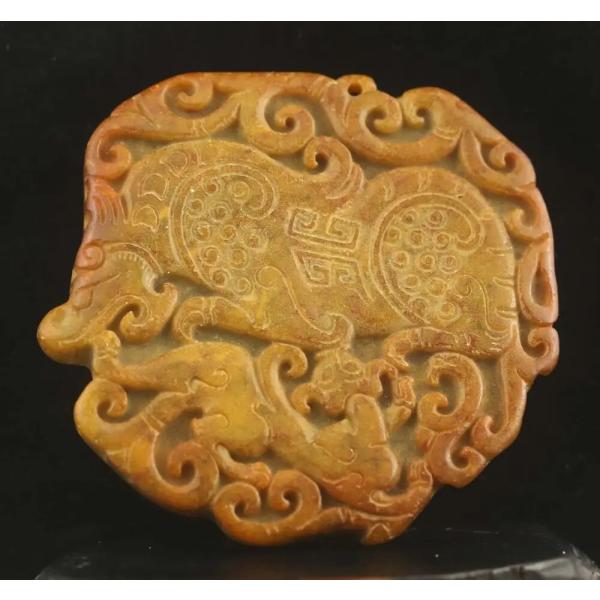 サイズ: 78mm×10mm（台座含まず） / 素材: 天然 Jade（日本語表記：翡翠） / 製造地: 中国 / 重量: 軽量（台座含まず） / 形状: 龍の立体像 / 注意: 照明やモニターの違いにより、色合いに若干の個体差が生じる場合...