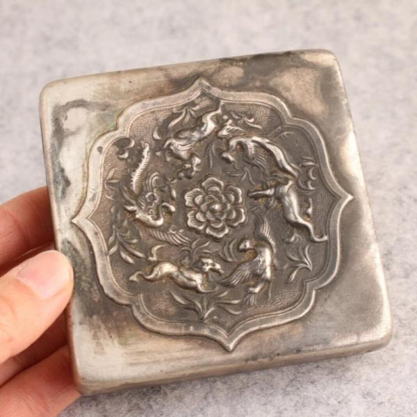 サイズ: 8.2cm x 8.2cm x 2.6cm / 素材: 銅 / 原産国: 中国本土 / 重量: 記載なし / 形状: 神話生物の立体像 / 用途: インクスタンド・インテリア用置物 / 関連語: カッパー オブジェ 飾り物