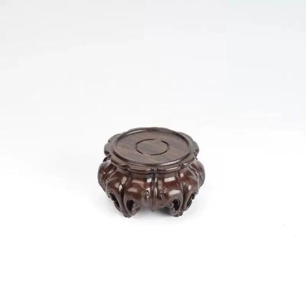 素材: ローズウッド / サイズ: 直径6.5cm / 高さ: 1.5cm / 重量: 約280g / 形状: 円形台座 / 表面処理: オイル仕上げ / 原産地: 中国本土 / 注意: 手作りのため、木目・色合いに個体差があります。天然素...