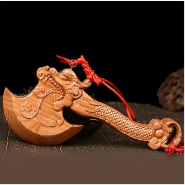 サイズ: 横17.5cm × 奥行8cm × 高さ2.5cm / 素材: 桃木 / 重量: 約150g / 形状: 斧の形をした置物 / 原産国: 中国本土 / 個体差: 木目・色合い・彫りの深さに個体差があります / 注意: 乾燥した場所...