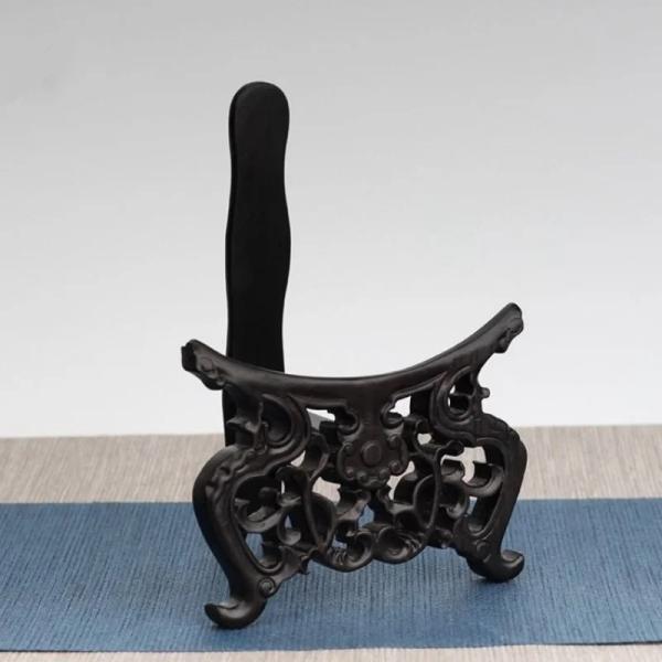 素材: 黒檀木 / サイズ: 横9cm × 縦4cm × 高さ11.5cm（3.6×1.6×4.6インチ） / 対応プレート直径: 8.5〜13cm（3.5〜5インチ） / 原産国: 中国本土 / 重量: 記載なし / 注意: 手作業で彫刻...