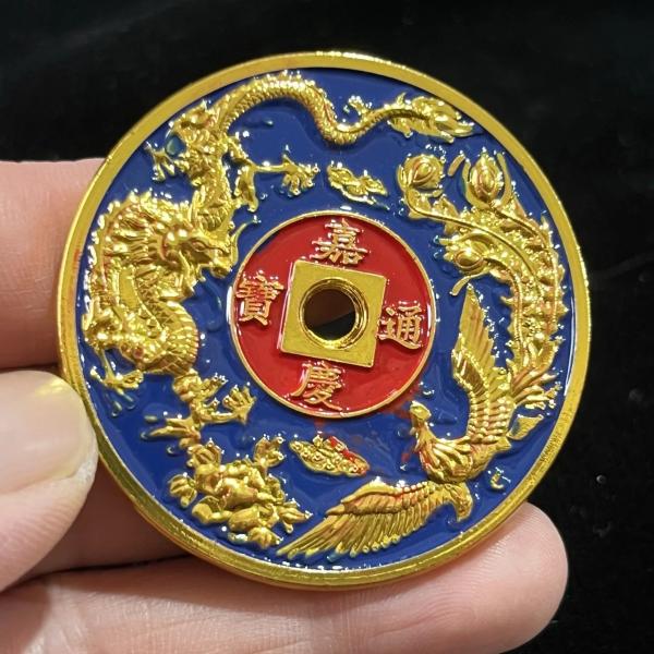 素材: 金属 / 原産国: 中国 / 重量: 120g / サイズ: 縦12cm×横10cm / 形状: 平面彫刻 / 装飾: 四神と五帝銭の模様 / 注意: 金属製のため、湿気の多い場所では変色の可能性があります。乾燥した場所に保管してく...