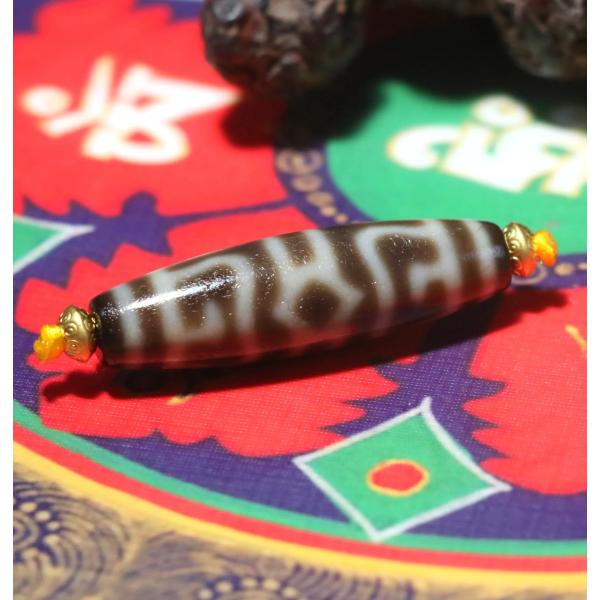 アイテムタイプ: ビーズ / アイテムの形状: dZi bead / 素材: 石 / モデル番号: LK588 / 起源: Cn (原点) / 懸念される化学物質: なし / ※お届けは1種類のみです。 / 関連語: アゲート