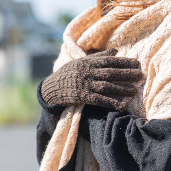 NOOS ヤク手袋 【編み模様】 モンゴル国産 天然ヤク レディースヤク100%でとっても暖か。染色は一切せず天然のままの素材です。【デザイン】秋冬らしいケーブル編みデザイン。手触りが柔らかくやさしい。【素材・機能】表地はあたたかみのあるヤ...