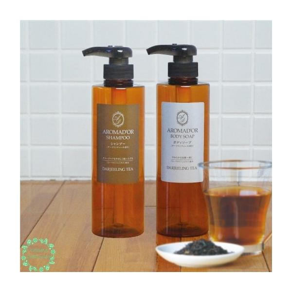しっとりなめらかな洗い心地のシャンプーとボディソープの2点セットです。心地良いダージリンティーの 豊かな香りと泡立ちで髪と体をやさしく洗い上げます。ローマカミツレエキス（保湿成分）配合の柔らかな泡が 地肌にしっとりとうるおいを与え、艶やかな...