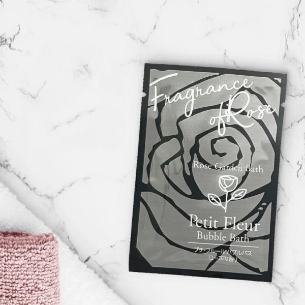 「商品情報」泡風呂が自宅で簡単に。お湯を入れる前に液を入れるだけで、もくもく泡風呂の完成。お子様やおうち時間の癒やしに。【ご使用方法】お湯の入っていない浴槽(約200L)の給湯蛇口の真下(お湯が落下するところ)に、 本品1包(12ml)を入...