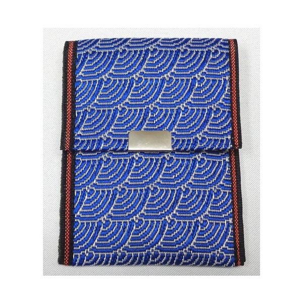 畳縁で作りました。サイズは約 105×80(mm)で、名刺も入ります。裏側にポケットもついています。畳縁を切るところによって柄の出方が違います。在庫がある場合、ご注文より１〜２営業日での出荷となります。在庫がない場合、発送まで２週間程度かか...