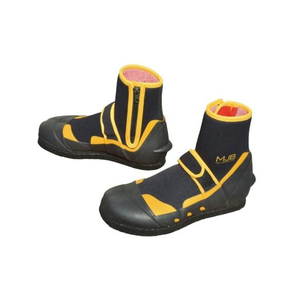 ベルクロ位置を既存の概念を払拭した足首固定に変更。軽さと柔軟性はそのままにフィット感を向上させシューズ内での足のぐらっきを防止。●ベルクロで足首を固定する事でつま先の負担を大幅に軽減●軽量ラバーを最適配置した超軽量モデル●屈曲性を更に向上さ...