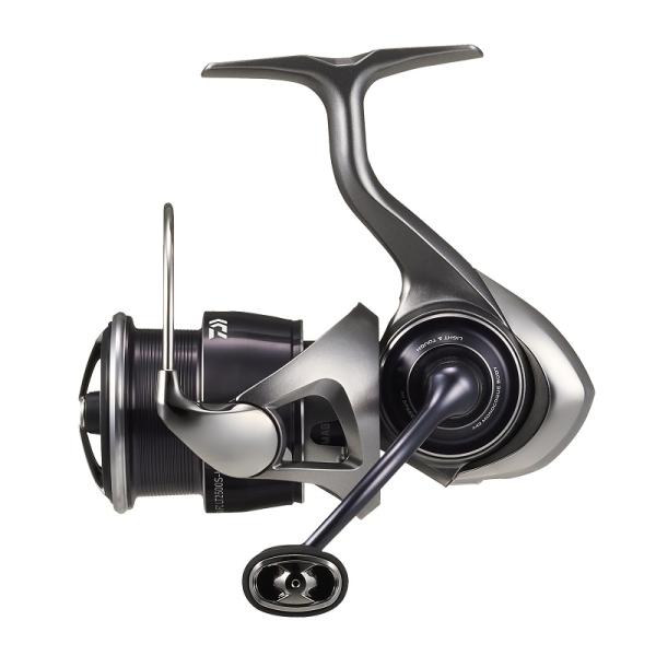 軽やかに力強く釣り人が求める、意のままにルアーを操作することを目指した設計思想エアドライブデザインが、ついにCALDIAに採用。ボディとローターというメインパーツには、ZAIONのエッセンスを受け継ぐZAION Vを採用し、軽量性と高剛性を...