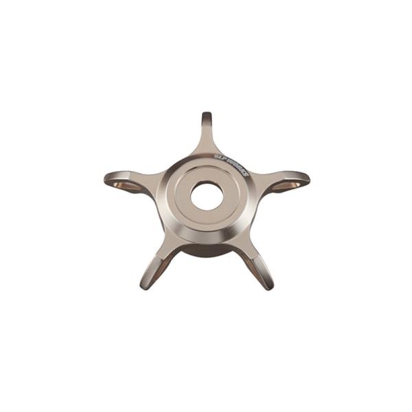 SLPW SCL MC54 スタードラグ新形状のスタードラグでリールをドレスアップ。カラーパーツとの組み合わせでリールを自分仕様に。アイテム特徴リールのコンパクト化に合わせた左右ハンドル共通のφ54mmマシンカットスタードラグ。ナット別体式...