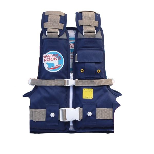 お子様がライジャケの着用を嫌がらないように、カラーリングとフィットするサイズを豊富に用意しました。救命用の笛を標準装備し、万が一の落水時のため、ライジャケを引っ張りやすいように、背中に持ち手を取り付けました。今年はパイピングの色を変更しより...