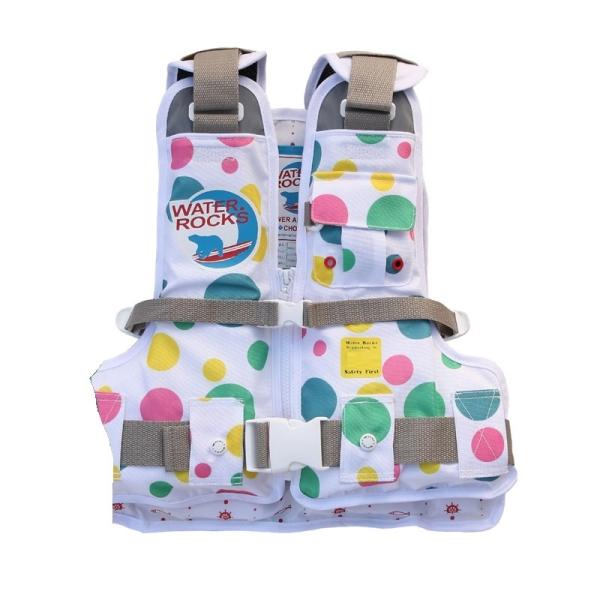 お子様がライジャケの着用を嫌がらないように、カラーリングとフィットするサイズを豊富に用意しました。救命用の笛を標準装備し、万が一の落水時のため、ライジャケを引っ張りやすいように、背中に持ち手を取り付けました。今年はパイピングの色を変更しより...