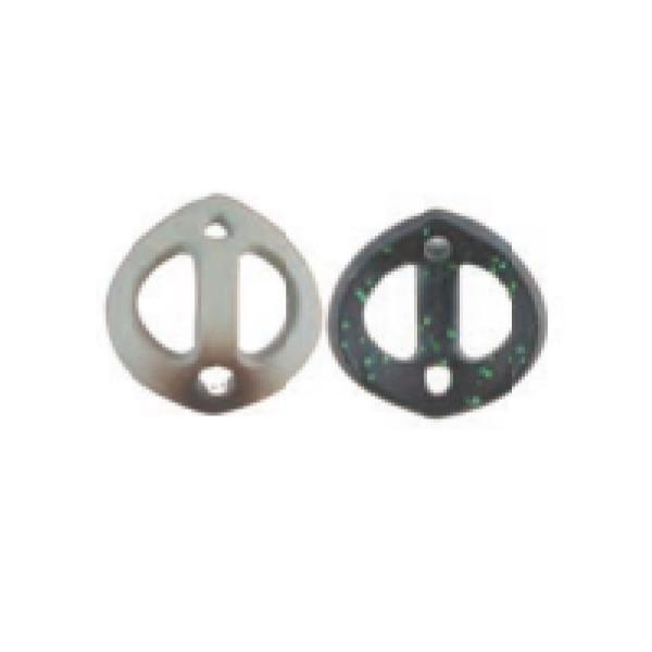 ■今度は孔が2カ所ダブルタイフーン形状でしっかりとフックを中心にホールドする。ROBLURE　BABELV3ロブルアー バベルV3●長さ:14ｍm●幅:13.5ｍm●孔:4.4×7mm●重さ:0.38g(アルミ）●カラー:キンバク