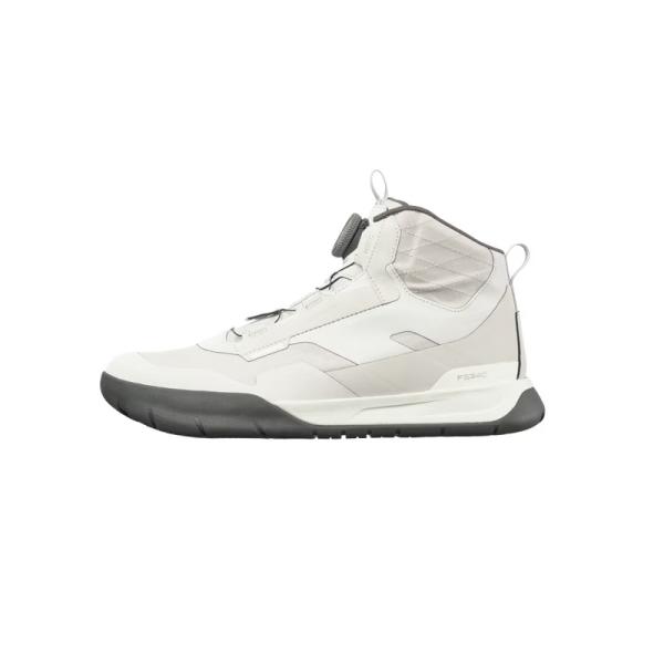 ハイグリップデッキソールを搭載した、防水のハイカットデッキシューズゲームに集中したいオフショアアングラーに向けた、防水透湿ハイカットシューズです。オリジナル配合のラバーを使用し、接地面積を広くとりグリップ力を高めたハイグリップデッキソールは...