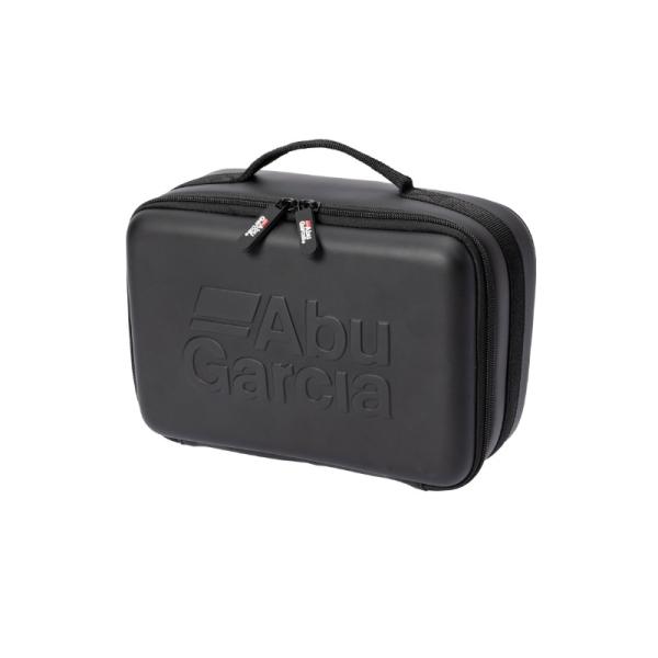 リール等用品を運搬時の衝撃や保管時の汚れ等から保護するクッションパッド入りセミハードリールケース！●耐衝撃性に優れたセミハード上蓋、底●側面部にもボードとクッションを組み合わせ型崩れを軽減●汚れが落としやすく水が浸み込みにくい表面PU素材●...