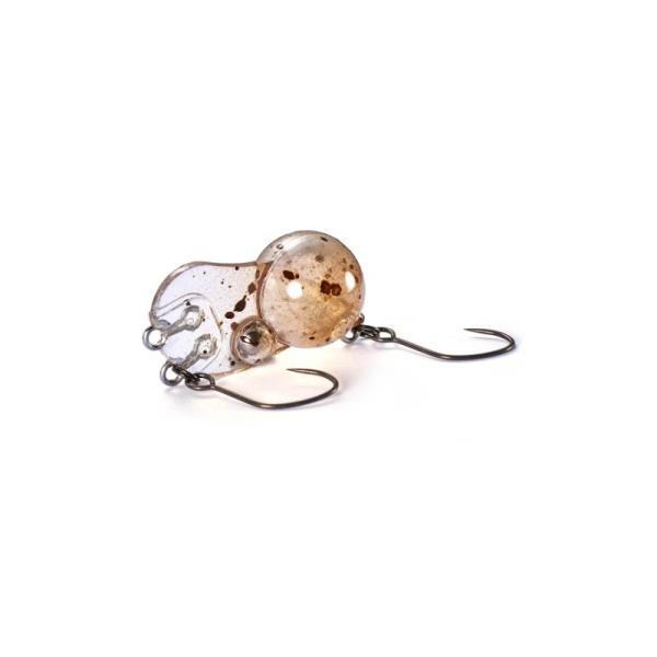 浮かべてチョンチョントップウォーター的に使う場合には、細かくシェイキングして波紋を広げたり、やや強めにロッドアクションを加えてポップ音を出して誘います。ポッパーのようにカップで水押しして発する音ではなく、球状のものが水中に引き込まれる際に発...