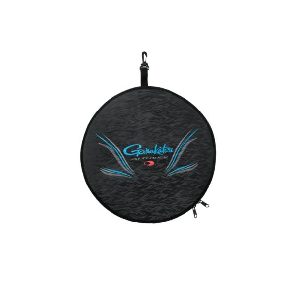 背面にはロッドケースなどに取り付けやすいベルトを装備●大型コイルファスナーを使用。塩ガミによるファスナー固着を防止します。●生地は汚れ、シブキに強いE.V.Aを採用しました。●背面にはロッドケースなどに取り付けやすいベルトを装備。タモカバー...