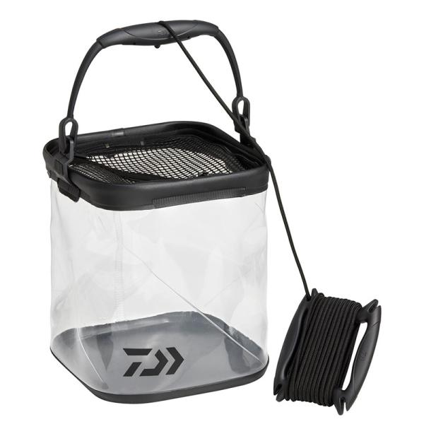 釣れた魚を入れられる！成型ハンドル付きの水くみバッカン！！握りやすく持ち運びやすい成型ハンドル、魚が飛び出しにくいメッシュフタ、握りやすくて巻き取りやすいロープホルダー（ロープ長さ8m）付き。こすれや破れに強いボトムカップ構造。コンパクトに...