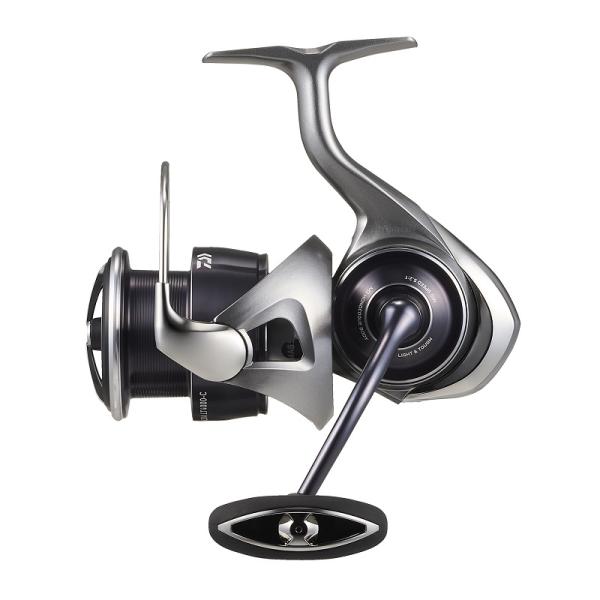 軽やかに力強く釣り人が求める、意のままにルアーを操作することを目指した設計思想エアドライブデザインが、ついにCALDIAに採用。ボディとローターというメインパーツには、ZAIONのエッセンスを受け継ぐZAION Vを採用し、軽量性と高剛性を...