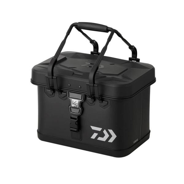 基本性能を高次元で追求！VSパーツで更に機能アップ！船上で必要とされる機能を高次元で追求！雨・シブキに強く、置いた小物が転げ落ちにくい「ハードかぶせブタ」。フタは「面ファスナー」で簡単開閉、「バックル」でしっかりロック。高剛性セミハードボデ...