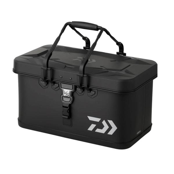 基本性能を高次元で追求！VSパーツで更に機能アップ！船上で必要とされる機能を高次元で追求！雨・シブキに強く、置いた小物が転げ落ちにくい「ハードかぶせブタ」。フタは「面ファスナー」で簡単開閉、「バックル」でしっかりロック。高剛性セミハードボデ...