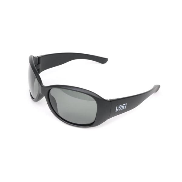 ワイドレンズで広い視界を確保した偏光サングラス。2012年に発売を開始したロングセラーモデル。8カーブのレンズに加え、フレーム全体で顔に沿うアール形状により隙間が少なく雑光や花粉が入りにくい構造。隙間からの雑光を防ぐことで内部の映り込みが少...