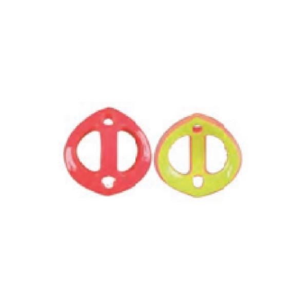 ■今度は孔が2カ所ダブルタイフーン形状でしっかりとフックを中心にホールドする。ROBLURE　BABELV3ロブルアー バベルV3●長さ:14ｍm●幅:13.5ｍm●孔:4.4×7mm●重さ:0.38g(アルミ）●カラー:ピンキー