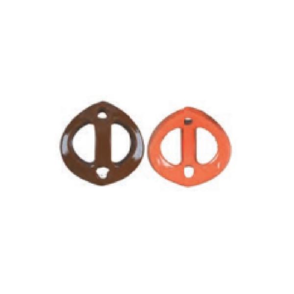 ■今度は孔が2カ所ダブルタイフーン形状でしっかりとフックを中心にホールドする。ROBLURE　BABELV3ロブルアー バベルV3●長さ:14ｍm●幅:13.5ｍm●孔:4.4×7mm●重さ:0.8g(ブラス）●カラー:ステルスオレンジ