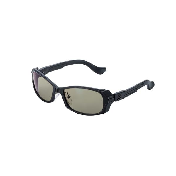 特性が異なる素材を組み合わせ、質感が異なる黒を一つに遮光性を重視したワイドなフロントは、段落ち部分に墨入れ塗装を施した立体感溢れる造形。テンプル部をフロントとは特性の異なる樹脂で成形し、βチタン製バネヒンジで接続。フレーム全体でしなやかなフ...