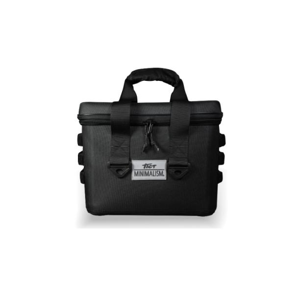 EVAにファブリックカバーを纏ったスタイリッシュなタックルバッグ。フタ裏収納、上下段のインナーケースやロッドホルダー（1個）も付いて機能面も充実。フロントロゴは取り外し自由なベルクロタイプで、お好みでカスタマイズが可能。フィッシングシーンは...