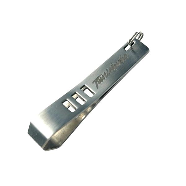 使いやすさに定評のあった「太糸ラインカッター」が、デザインを一新してリニューアル！●対応ライン：20号〜30号くちばしのような形状により、しっかり力が入りやすく、太糸が逃げません。本体の表裏には3つずつ四角の穴を配置。これは滑り止めとして機...