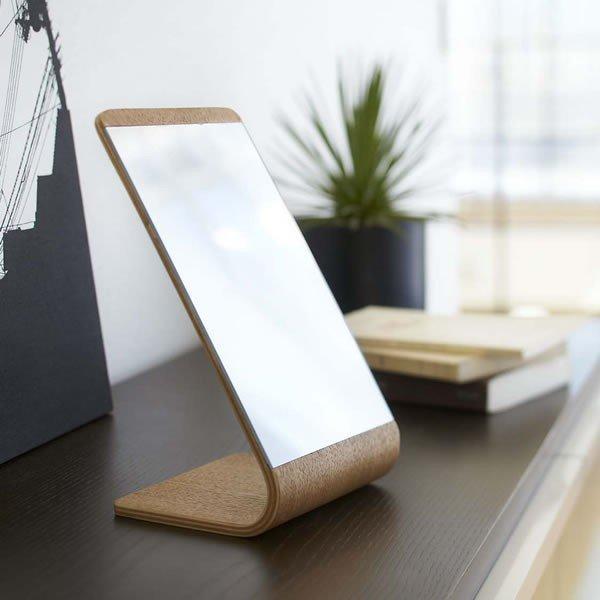 サイズ:（約）幅13×奥行12×高さ23.3cm商品重量:（約）315g材質:本体/天然木積層合板（ラッカー塗装）、ミラー/2mm厚ガラスメーカー:山崎実業山実 yamazaki かがみ スタンド式 卓上 身だしなみ 化粧 メイクアップ メ...