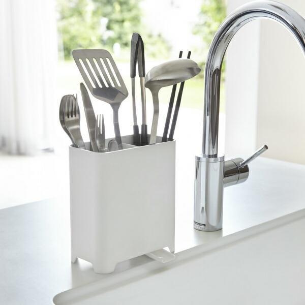 サイズ（約）:幅16×奥行8.7×高さ18cmポケット内寸（約）:大/幅9×奥行8×高さ15.5cm　中/幅6×奥行4×高さ12cm　小/幅6×奥行3.5×高さ9cm材質:本体/ABS樹脂　仕切り板/アクリル樹脂　水はけ/ポリプロピレン　水...