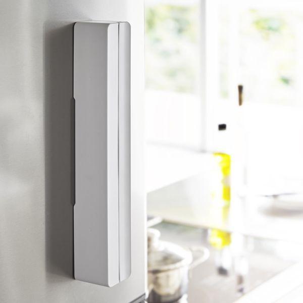 サイズ（約）:幅32.5×奥行5.5×高さ5cm材質:本体、芯/ABS樹脂　 マグネット　刃/ステンレス品番:3247製造国:中国メーカー:山崎実業山崎実業 山実 yamazaki tower タワー ラップ クッキングシート クッキングペ...