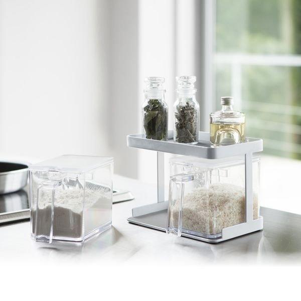 サイズ（約）:幅18.5×奥行11.5×高さ13.5cm調味料ラック内寸（約）:上段/幅18×奥行11cm　下段/幅18×奥行11×高さ11.5cm調味料ストッカー1個あたり容量（約）:650ml重量（約）:ラック/550g　調味料ストッカ...