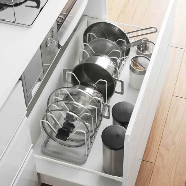 商品サイズ（約）:幅45〜82×奥行20×高さ17.5cm（持ち手置き含まず）内寸（約）:1ピッチ2.5cm（仕切りパーツを含まず）※２ピッチ目から３cmごとに拡がります。材質:本体/ABS樹脂　仕切りパーツ/スチール（粉体塗装）付属品:持...